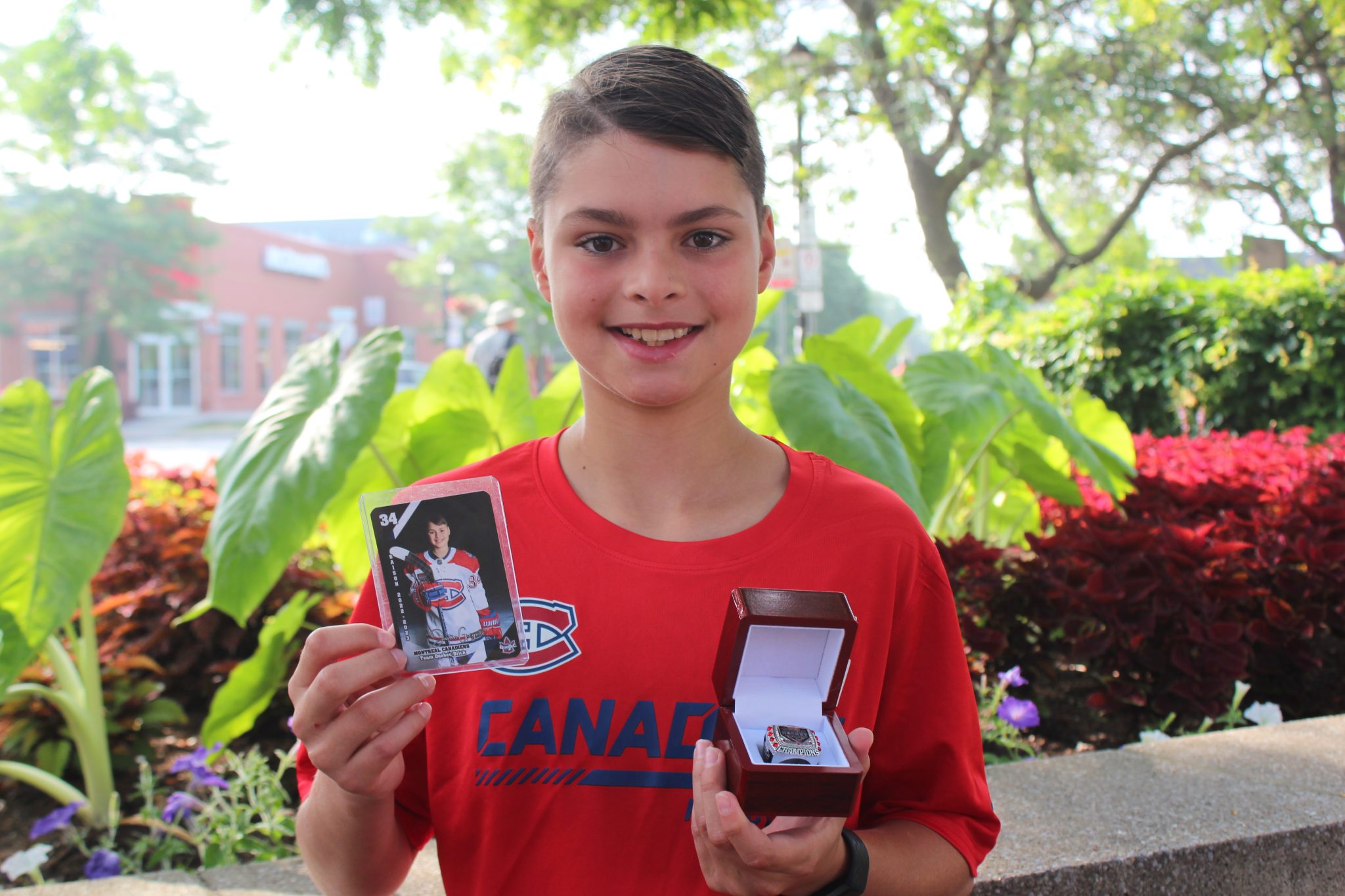 Justin Grégoire soulève la Coupe Brick - Les Versants