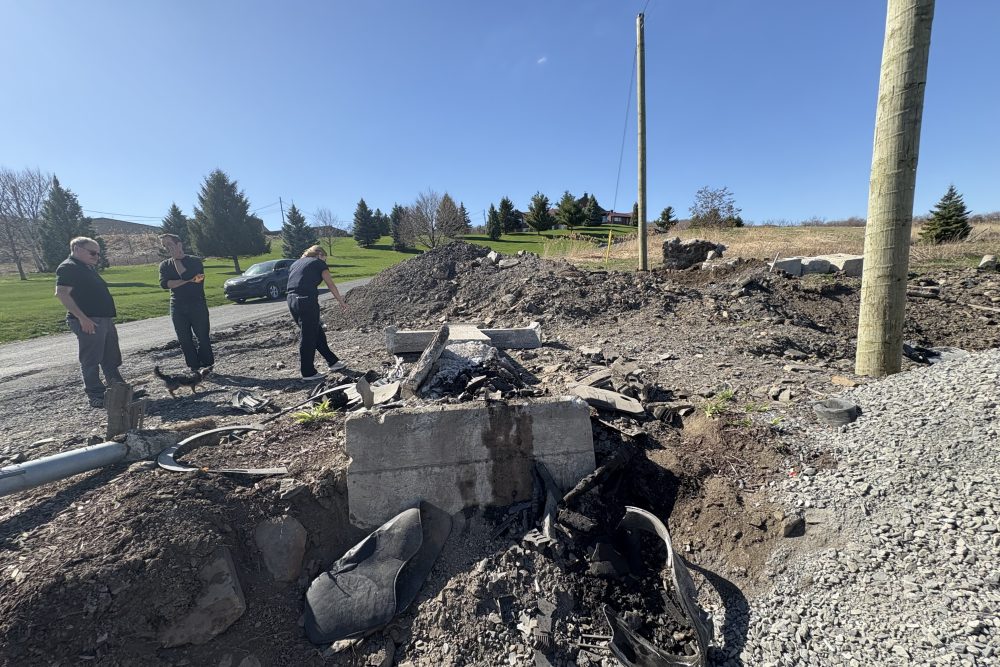 Saint-Basile : la croix de Victor-Morin percutée par une voiture - Les ...
